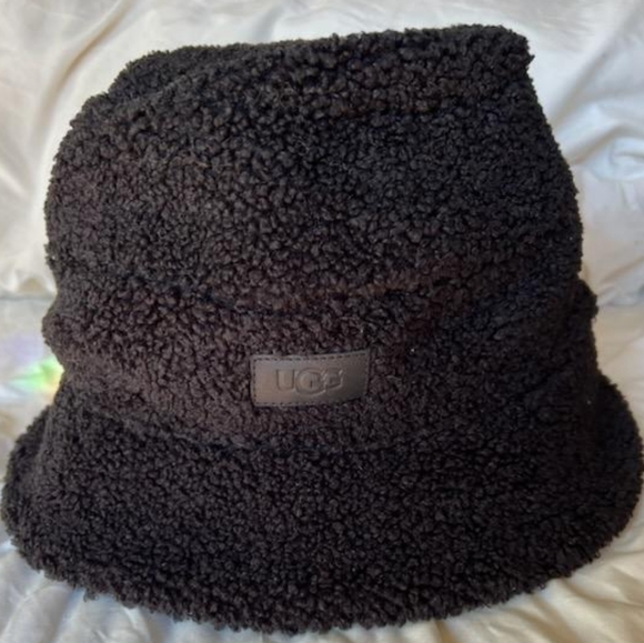 UGG | Accessories | Nwot Ugg Black Reversible Sherpa Bucket Hat | Poshmark